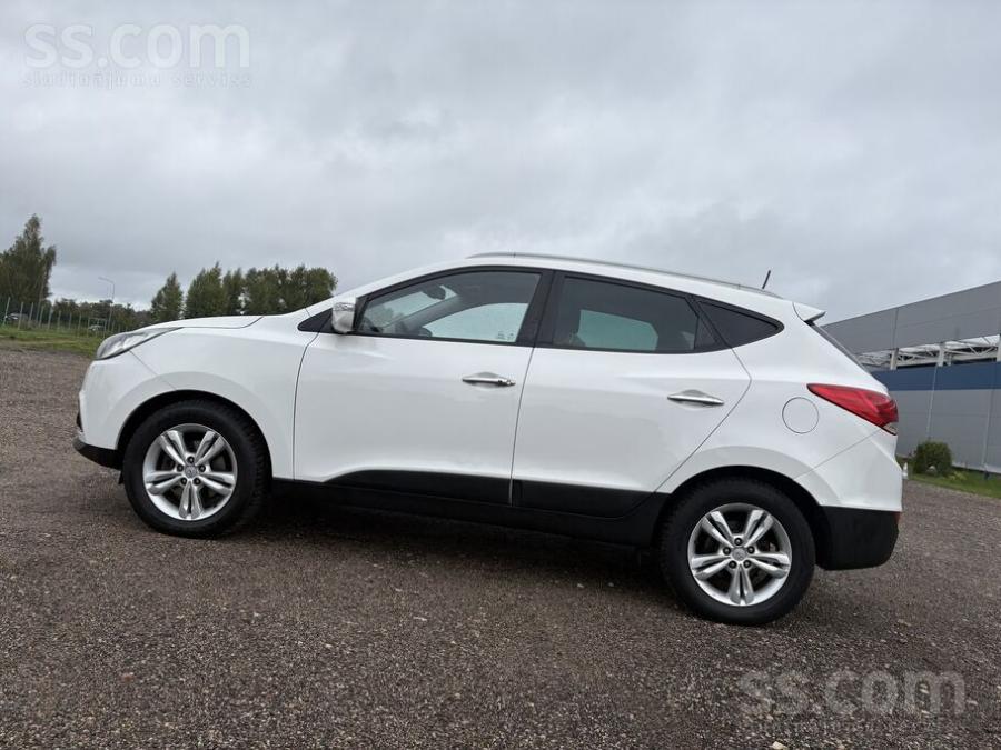 Balts Hyundai ix35 2012 Daugavpils, ar dzinēja tilpumu 2.00 L un nobraukumu 167 tūkst. km par 6450 €, foto 3 vietnē AUTOMOTO.COM.LV