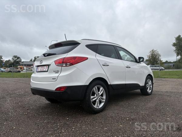 White Hyundai ix35 2012 in Daugavpils, with an engine capacity of 2.00 L and mileage of 167 thousand km for 6450 €, photo 4 on AUTOMOTO.COM.LV
