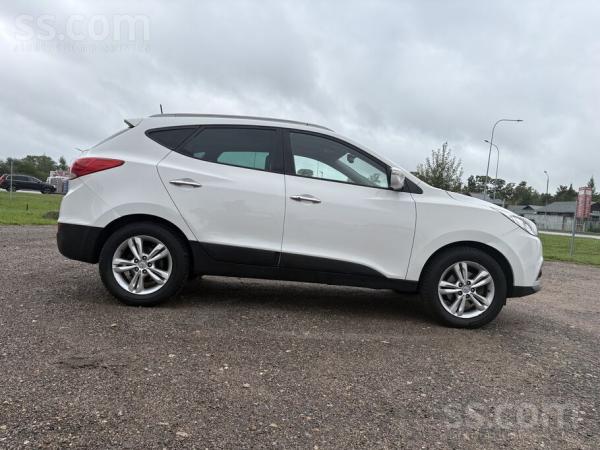 White Hyundai ix35 2012 in Daugavpils, with an engine capacity of 2.00 L and mileage of 167 thousand km for 6450 €, photo 5 on AUTOMOTO.COM.LV