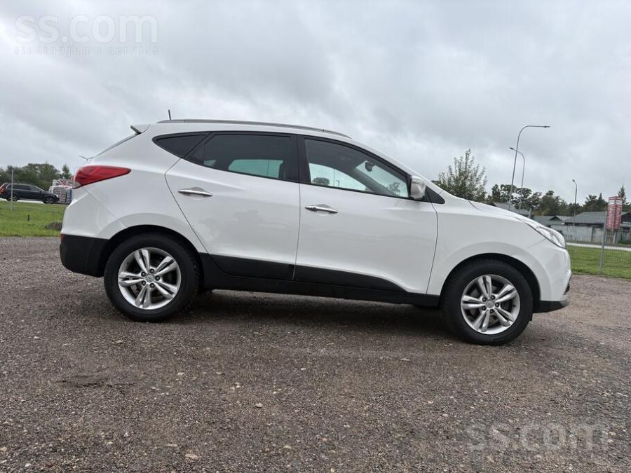 Balts Hyundai ix35 2012 Daugavpils, ar dzinēja tilpumu 2.00 L un nobraukumu 167 tūkst. km par 6450 €, foto 5 vietnē AUTOMOTO.COM.LV