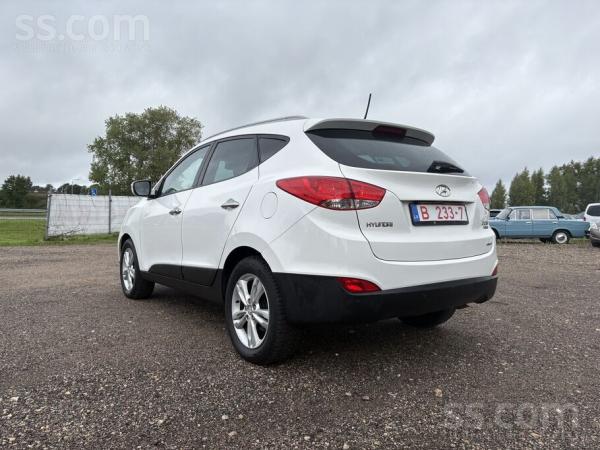 White Hyundai ix35 2012 in Daugavpils, with an engine capacity of 2.00 L and mileage of 167 thousand km for 6450 €, photo 6 on AUTOMOTO.COM.LV
