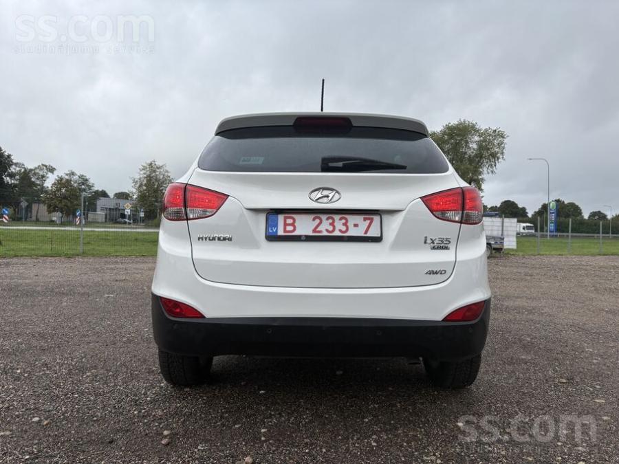 Balts Hyundai ix35 2012 Daugavpils, ar dzinēja tilpumu 2.00 L un nobraukumu 167 tūkst. km par 6450 €, foto 7 vietnē AUTOMOTO.COM.LV
