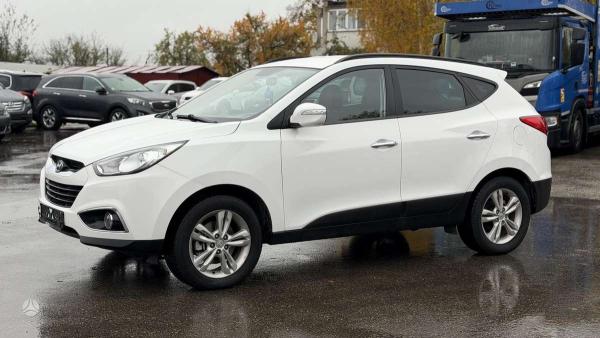 White Hyundai ix35 2012 in Ukmerge, with an engine capacity of 1.69 L and mileage of 220 thousand km for 4550 €, photo 3 on AUTOMOTO.COM.LV