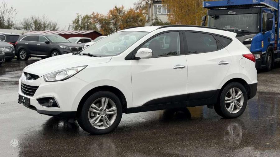 White Hyundai ix35 2012 in Ukmerge, with an engine capacity of 1.69 L and mileage of 220 thousand km for 4550 €, photo 3 on AUTOMOTO.COM.LV
