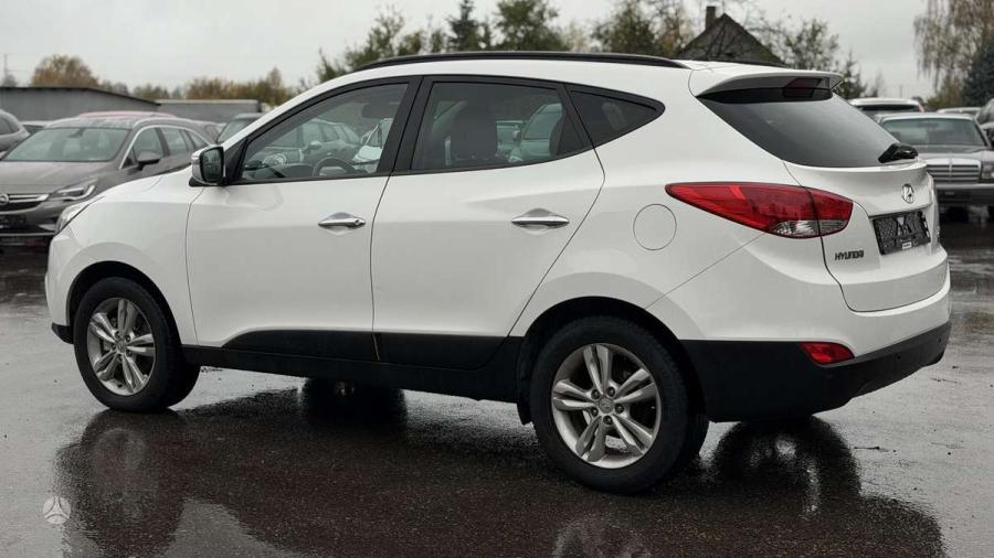 White Hyundai ix35 2012 in Ukmerge, with an engine capacity of 1.69 L and mileage of 220 thousand km for 4550 €, photo 4 on AUTOMOTO.COM.LV