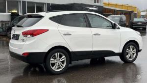 White Hyundai ix35 2012 in Ukmerge, with an engine capacity of 1.69 L and mileage of 220 thousand km for 4550 €, photo 5 on AUTOMOTO.COM.LV