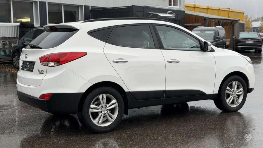 White Hyundai ix35 2012 in Ukmerge, with an engine capacity of 1.69 L and mileage of 220 thousand km for 4550 €, photo 5 on AUTOMOTO.COM.LV