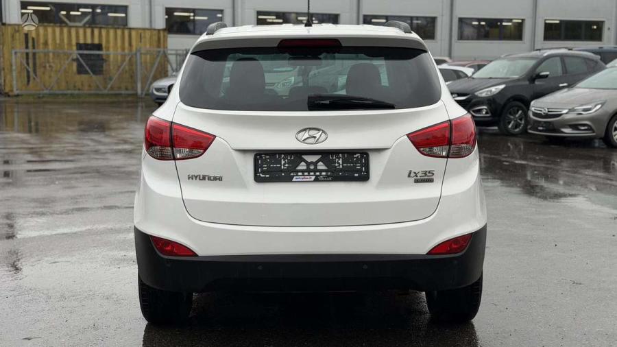 White Hyundai ix35 2012 in Ukmerge, with an engine capacity of 1.69 L and mileage of 220 thousand km for 4550 €, photo 7 on AUTOMOTO.COM.LV