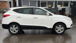 White Hyundai ix35 2012 in Ukmerge, with an engine capacity of 1.69 L and mileage of 220 thousand km for 4550 €, photo 8 on AUTOMOTO.COM.LV