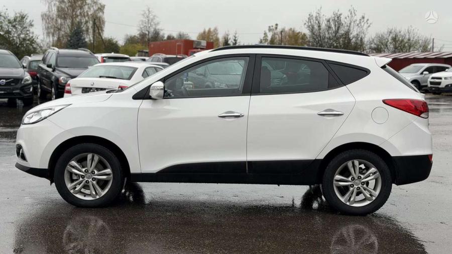 White Hyundai ix35 2012 in Ukmerge, with an engine capacity of 1.69 L and mileage of 220 thousand km for 4550 €, photo 9 on AUTOMOTO.COM.LV