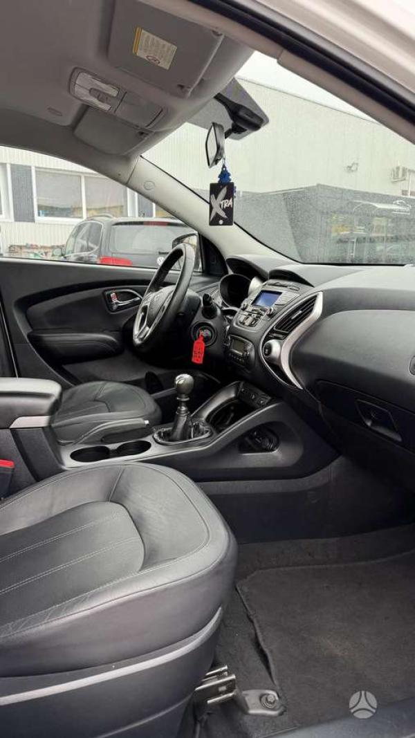 White Hyundai ix35 2012 in Ukmerge, with an engine capacity of 1.69 L and mileage of 220 thousand km for 4550 €, photo 10 on AUTOMOTO.COM.LV