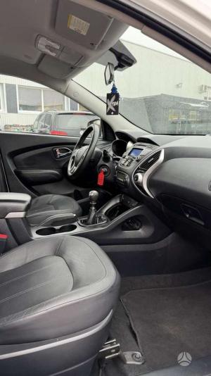 White Hyundai ix35 2012 in Ukmerge, with an engine capacity of 1.69 L and mileage of 220 thousand km for 4550 €, photo 10 on AUTOMOTO.COM.LV