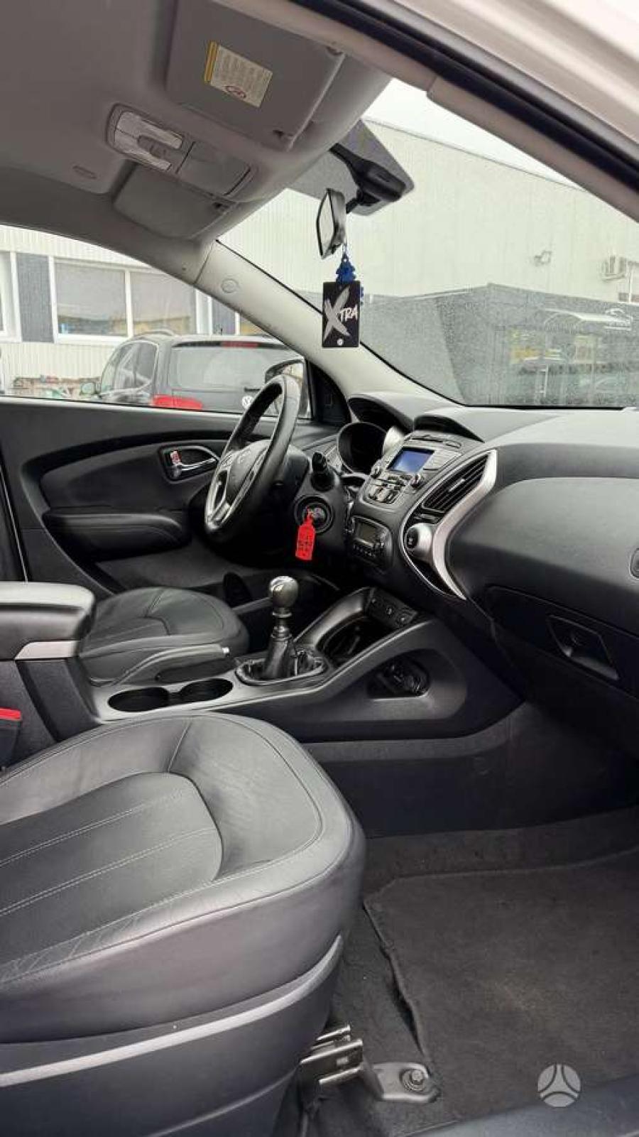 White Hyundai ix35 2012 in Ukmerge, with an engine capacity of 1.69 L and mileage of 220 thousand km for 4550 €, photo 10 on AUTOMOTO.COM.LV