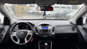 White Hyundai ix35 2012 in Ukmerge, with an engine capacity of 1.69 L and mileage of 220 thousand km for 4550 €, photo 11 on AUTOMOTO.COM.LV