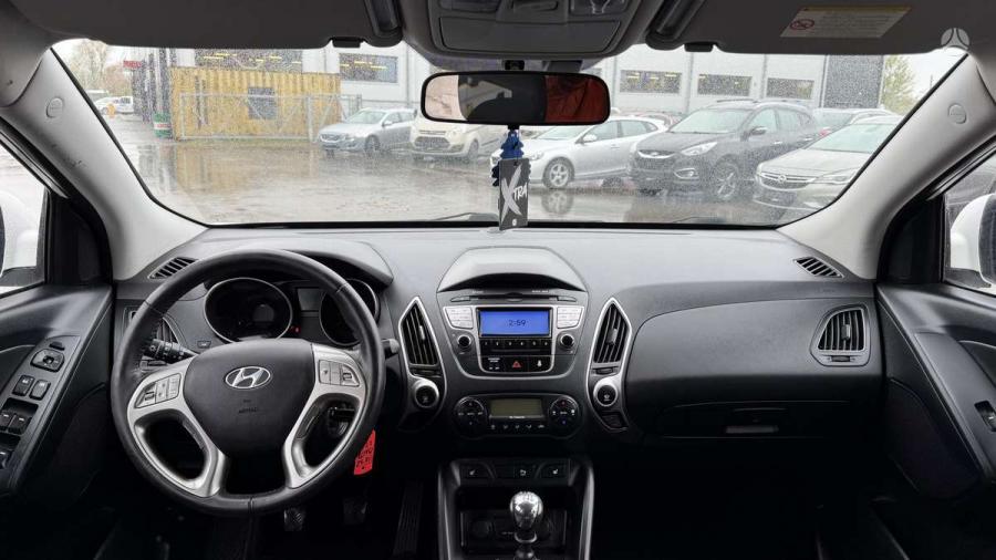 White Hyundai ix35 2012 in Ukmerge, with an engine capacity of 1.69 L and mileage of 220 thousand km for 4550 €, photo 11 on AUTOMOTO.COM.LV