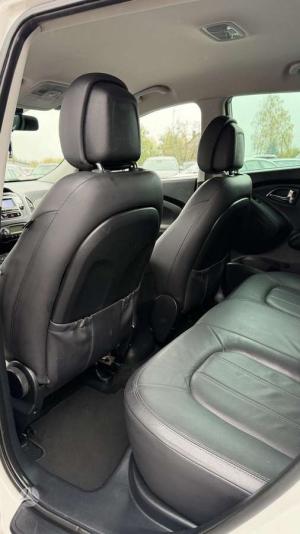 White Hyundai ix35 2012 in Ukmerge, with an engine capacity of 1.69 L and mileage of 220 thousand km for 4550 €, photo 13 on AUTOMOTO.COM.LV
