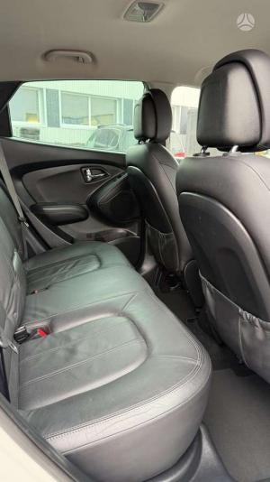 White Hyundai ix35 2012 in Ukmerge, with an engine capacity of 1.69 L and mileage of 220 thousand km for 4550 €, photo 14 on AUTOMOTO.COM.LV