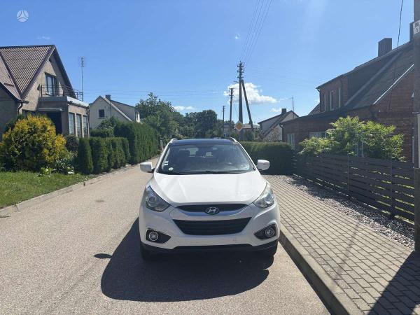 Balts Hyundai ix35 2013 Jurbarkas, ar dzinēja tilpumu 2.00 L un nobraukumu 199 tūkst. km par 5800 €, foto 4 vietnē AUTOMOTO.COM.LV