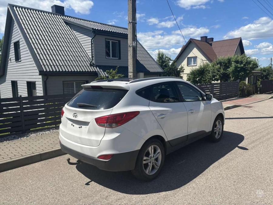 Balts Hyundai ix35 2013 Jurbarkas, ar dzinēja tilpumu 2.00 L un nobraukumu 199 tūkst. km par 5800 €, foto 8 vietnē AUTOMOTO.COM.LV