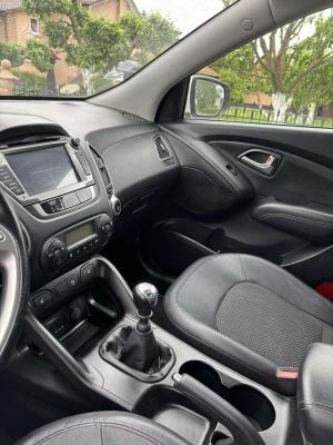 Balts Hyundai ix35 2013 Jurbarkas, ar dzinēja tilpumu 2.00 L un nobraukumu 199 tūkst. km par 5800 €, foto 17 vietnē AUTOMOTO.COM.LV