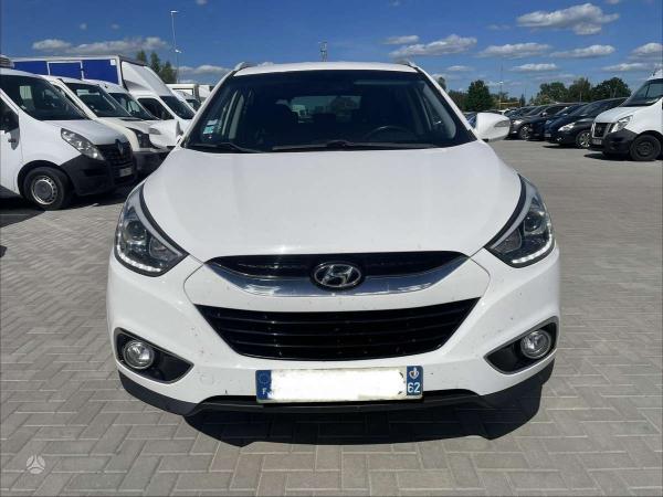 White Hyundai ix35 2013 in Taurage, with an engine capacity of 1.69 L and mileage of 260 thousand km for 5200 €, photo 2 on AUTOMOTO.COM.LV