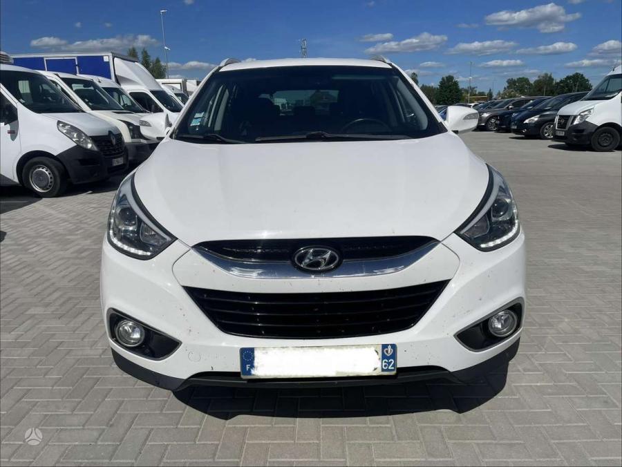 White Hyundai ix35 2013 in Taurage, with an engine capacity of 1.69 L and mileage of 260 thousand km for 5200 €, photo 3 on AUTOMOTO.COM.LV