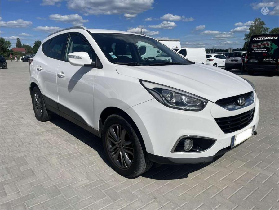 White Hyundai ix35 2013 in Taurage, with an engine capacity of 1.69 L and mileage of 260 thousand km for 5200 €, photo 4 on AUTOMOTO.COM.LV