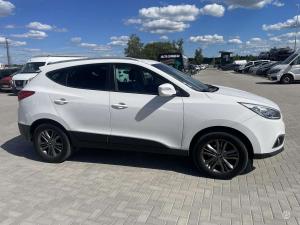White Hyundai ix35 2013 in Taurage, with an engine capacity of 1.69 L and mileage of 260 thousand km for 5200 €, photo 5 on AUTOMOTO.COM.LV
