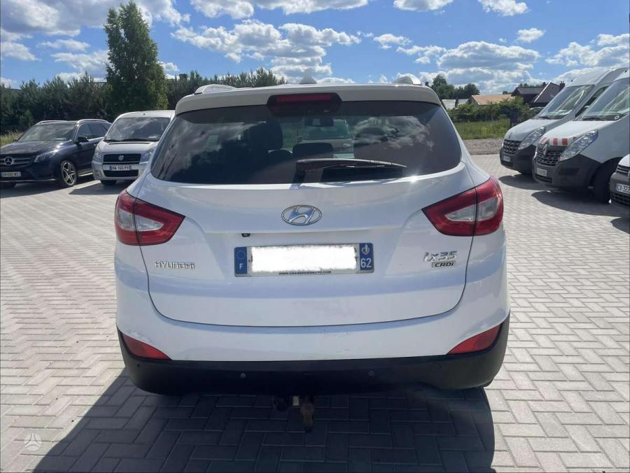White Hyundai ix35 2013 in Taurage, with an engine capacity of 1.69 L and mileage of 260 thousand km for 5200 €, photo 7 on AUTOMOTO.COM.LV