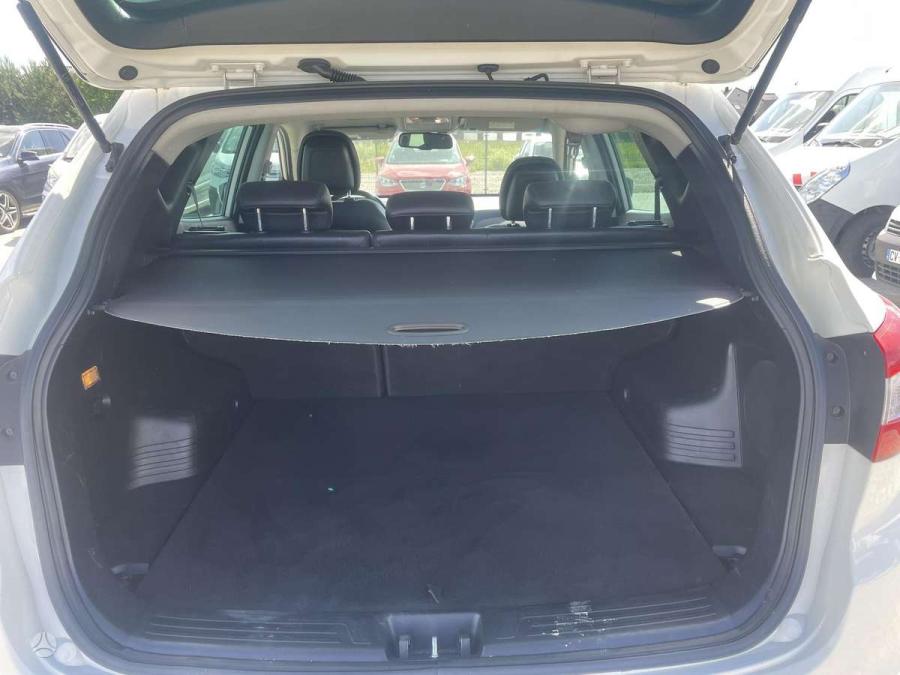 White Hyundai ix35 2013 in Taurage, with an engine capacity of 1.69 L and mileage of 260 thousand km for 5200 €, photo 8 on AUTOMOTO.COM.LV