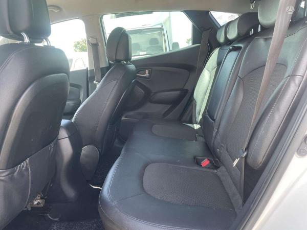 White Hyundai ix35 2013 in Taurage, with an engine capacity of 1.69 L and mileage of 260 thousand km for 5200 €, photo 8 on AUTOMOTO.COM.LV
