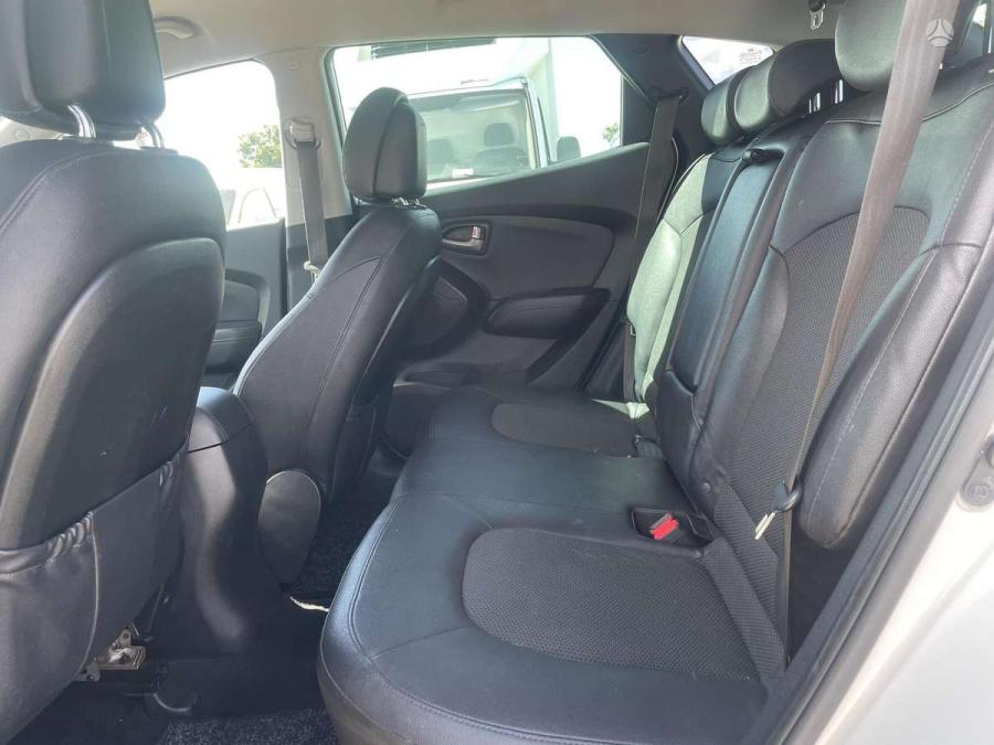 White Hyundai ix35 2013 in Taurage, with an engine capacity of 1.69 L and mileage of 260 thousand km for 5200 €, photo 9 on AUTOMOTO.COM.LV