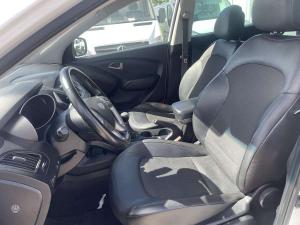 White Hyundai ix35 2013 in Taurage, with an engine capacity of 1.69 L and mileage of 260 thousand km for 5200 €, photo 11 on AUTOMOTO.COM.LV
