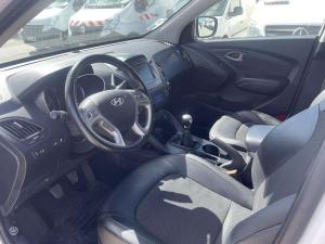 White Hyundai ix35 2013 in Taurage, with an engine capacity of 1.69 L and mileage of 260 thousand km for 5200 €, photo 12 on AUTOMOTO.COM.LV