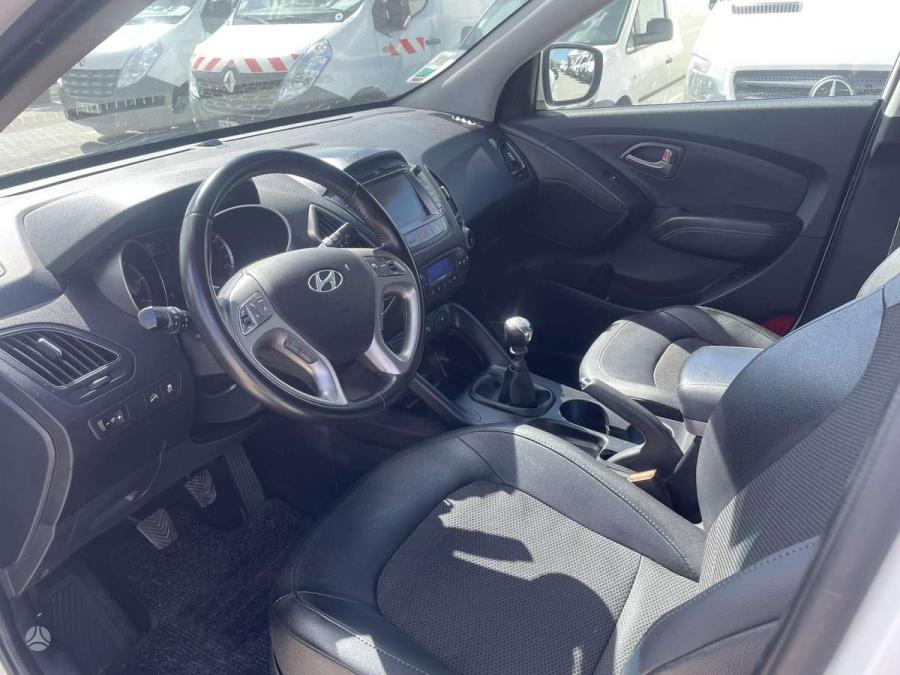 White Hyundai ix35 2013 in Taurage, with an engine capacity of 1.69 L and mileage of 260 thousand km for 5200 €, photo 12 on AUTOMOTO.COM.LV