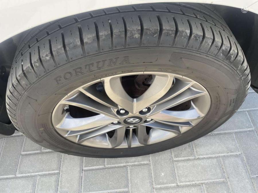 White Hyundai ix35 2013 in Taurage, with an engine capacity of 1.69 L and mileage of 260 thousand km for 5200 €, photo 16 on AUTOMOTO.COM.LV