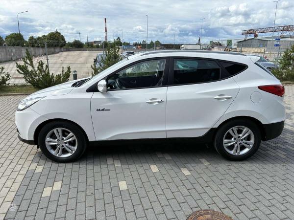 White Hyundai ix35 2013 in Siauliai, with an engine capacity of 1.69 L and mileage of 135 thousand km for 6450 €, photo 2 on AUTOMOTO.COM.LV