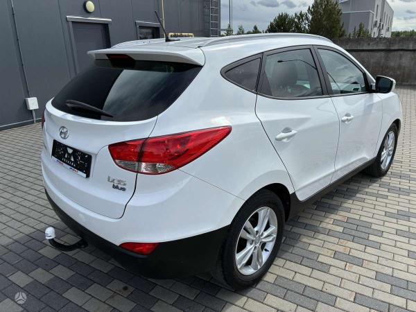 White Hyundai ix35 2013 in Siauliai, with an engine capacity of 1.69 L and mileage of 135 thousand km for 6450 €, photo 5 on AUTOMOTO.COM.LV