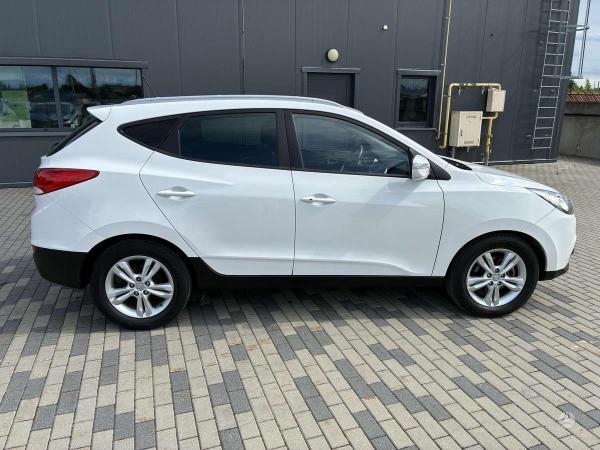 White Hyundai ix35 2013 in Siauliai, with an engine capacity of 1.69 L and mileage of 135 thousand km for 6450 €, photo 6 on AUTOMOTO.COM.LV