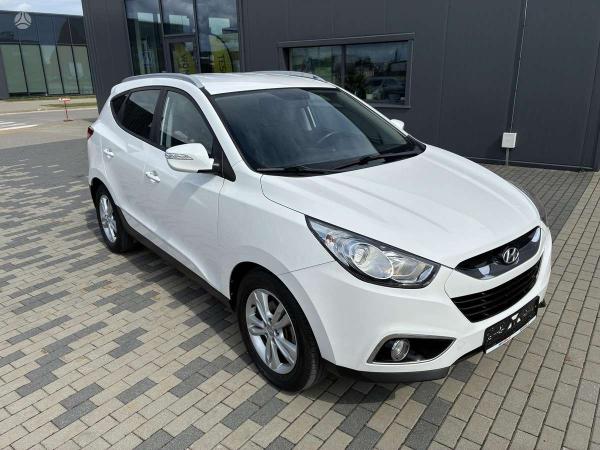 White Hyundai ix35 2013 in Siauliai, with an engine capacity of 1.69 L and mileage of 135 thousand km for 6450 €, photo 7 on AUTOMOTO.COM.LV