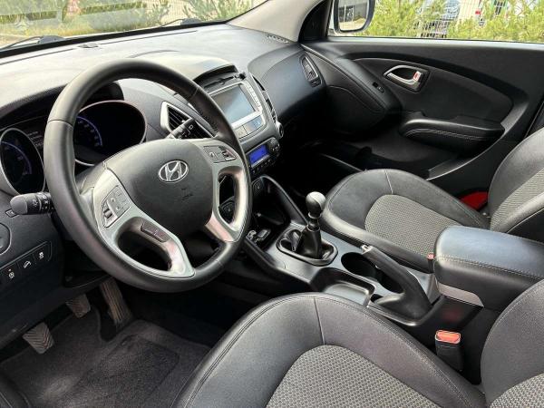 White Hyundai ix35 2013 in Siauliai, with an engine capacity of 1.69 L and mileage of 135 thousand km for 6450 €, photo 9 on AUTOMOTO.COM.LV
