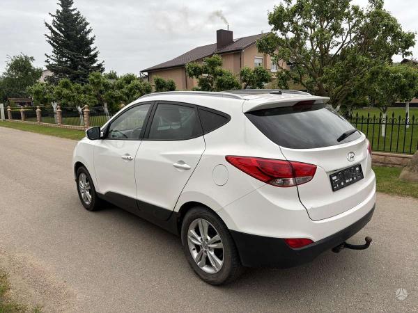White Hyundai ix35 2013 in Jurbarkas, with an engine capacity of 2.00 L and mileage of 199 thousand km for 5800 €, photo 6 on AUTOMOTO.COM.LV