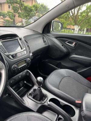 White Hyundai ix35 2013 in Jurbarkas, with an engine capacity of 2.00 L and mileage of 199 thousand km for 5700 €, photo 17 on AUTOMOTO.COM.LV