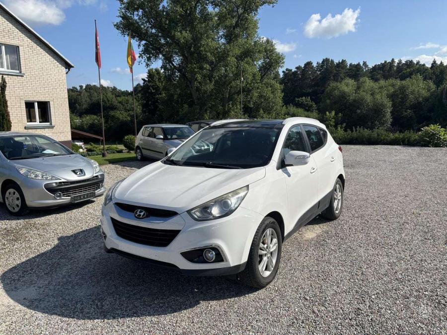 White Hyundai ix35 2013 in Jurbarkas, with an engine capacity of 2.00 L and mileage of 199 thousand km for 5700 €, photo 1 on AUTOMOTO.COM.LV