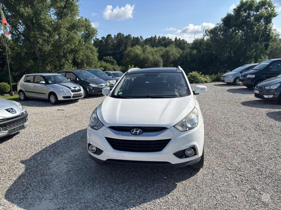 White Hyundai ix35 2013 in Jurbarkas, with an engine capacity of 2.00 L and mileage of 199 thousand km for 5700 €, photo 3 on AUTOMOTO.COM.LV