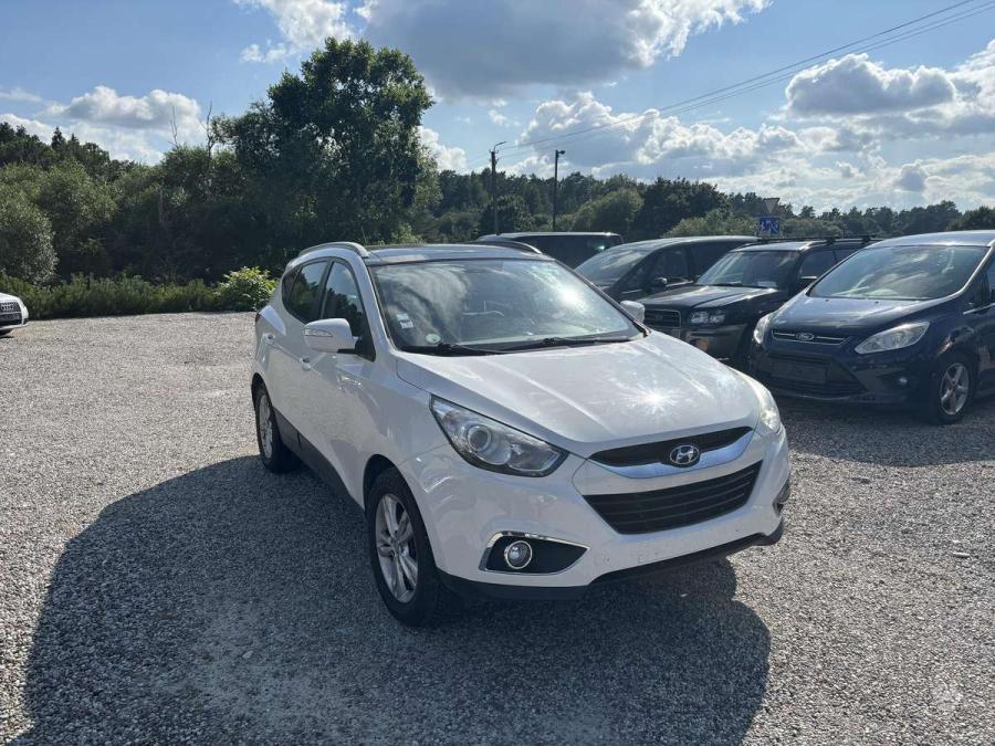 White Hyundai ix35 2013 in Jurbarkas, with an engine capacity of 2.00 L and mileage of 199 thousand km for 5700 €, photo 4 on AUTOMOTO.COM.LV