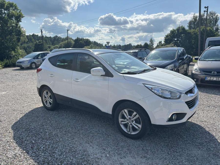 White Hyundai ix35 2013 in Jurbarkas, with an engine capacity of 2.00 L and mileage of 199 thousand km for 5700 €, photo 5 on AUTOMOTO.COM.LV