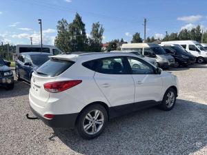 White Hyundai ix35 2013 in Jurbarkas, with an engine capacity of 2.00 L and mileage of 199 thousand km for 5700 €, photo 6 on AUTOMOTO.COM.LV