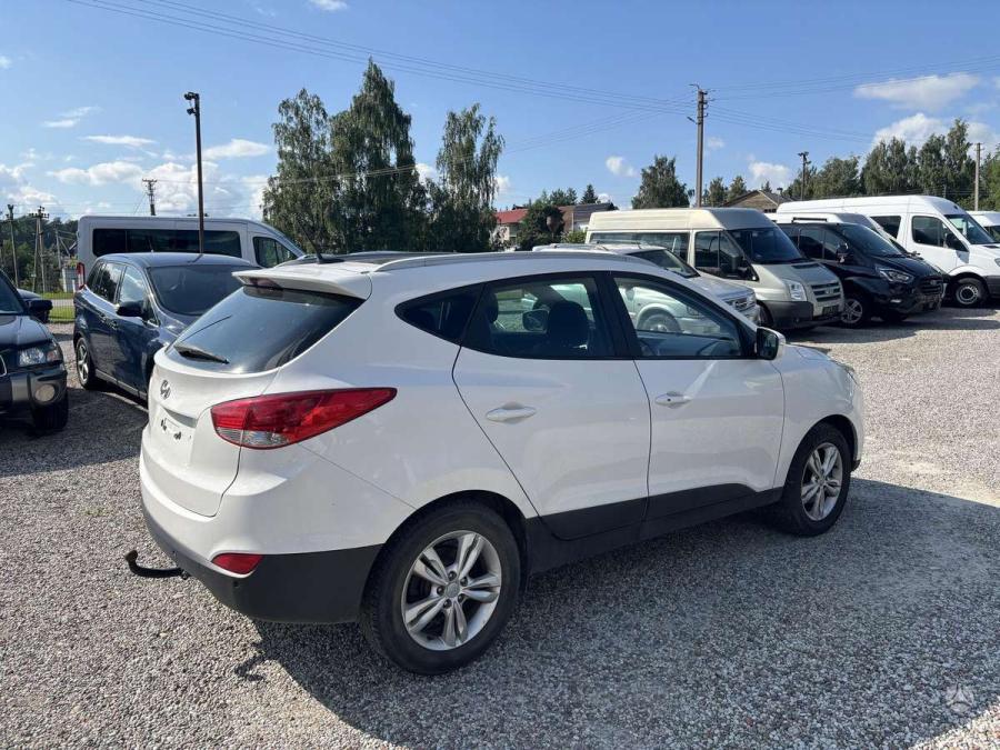 White Hyundai ix35 2013 in Jurbarkas, with an engine capacity of 2.00 L and mileage of 199 thousand km for 5700 €, photo 6 on AUTOMOTO.COM.LV