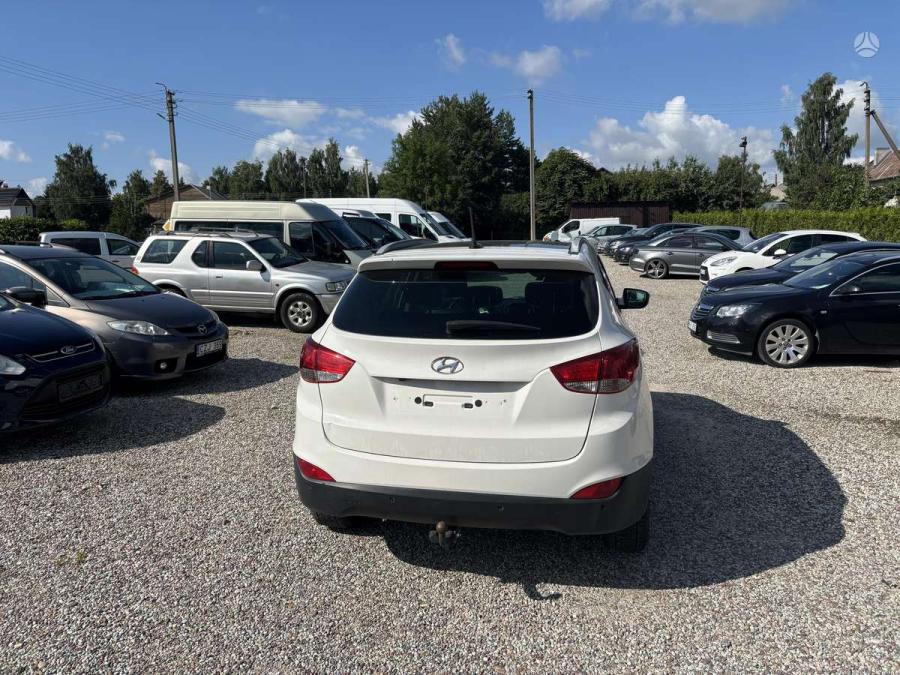 White Hyundai ix35 2013 in Jurbarkas, with an engine capacity of 2.00 L and mileage of 199 thousand km for 5700 €, photo 7 on AUTOMOTO.COM.LV